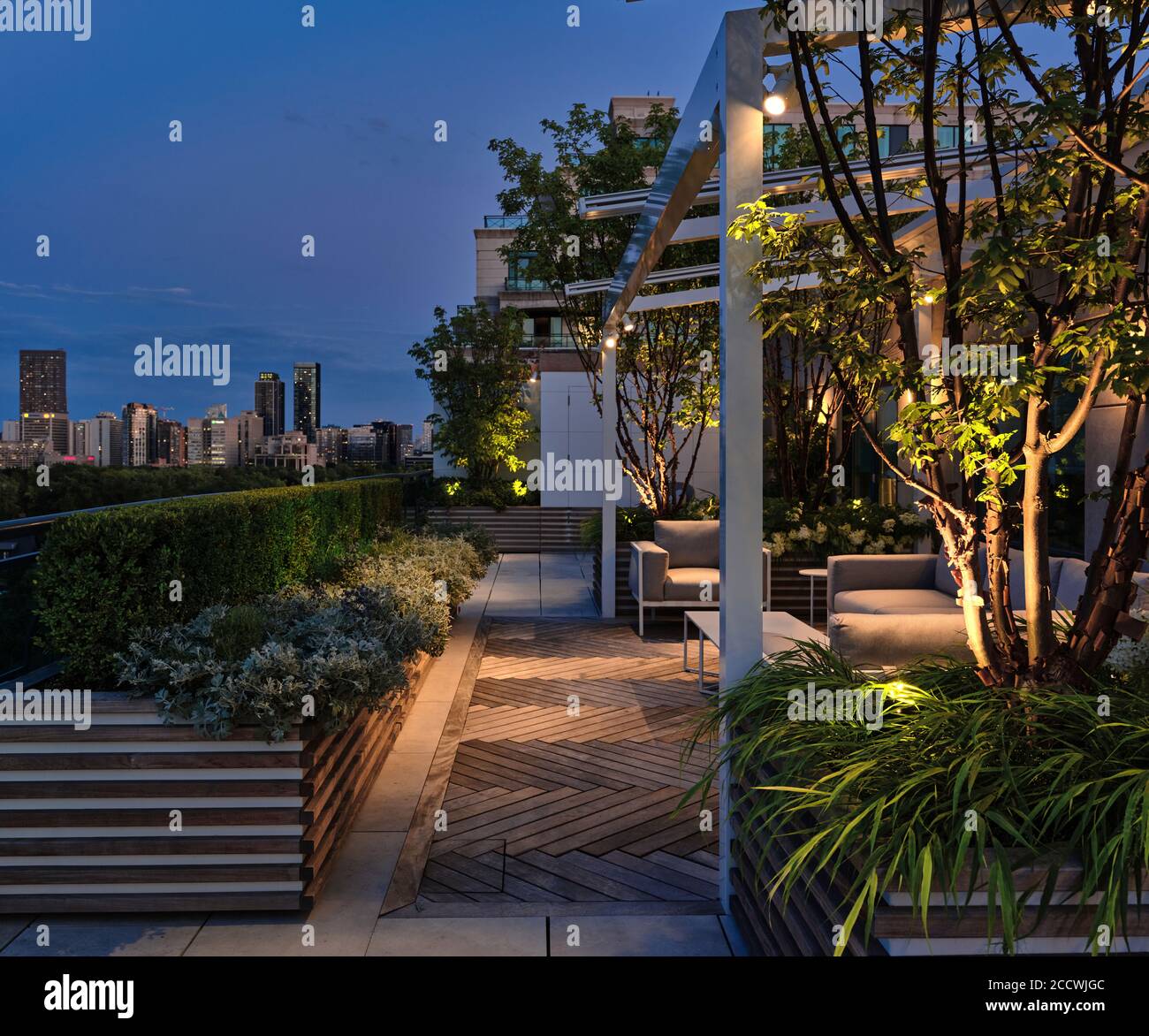 Landscaped roof terrace Stock Photo - Alamy