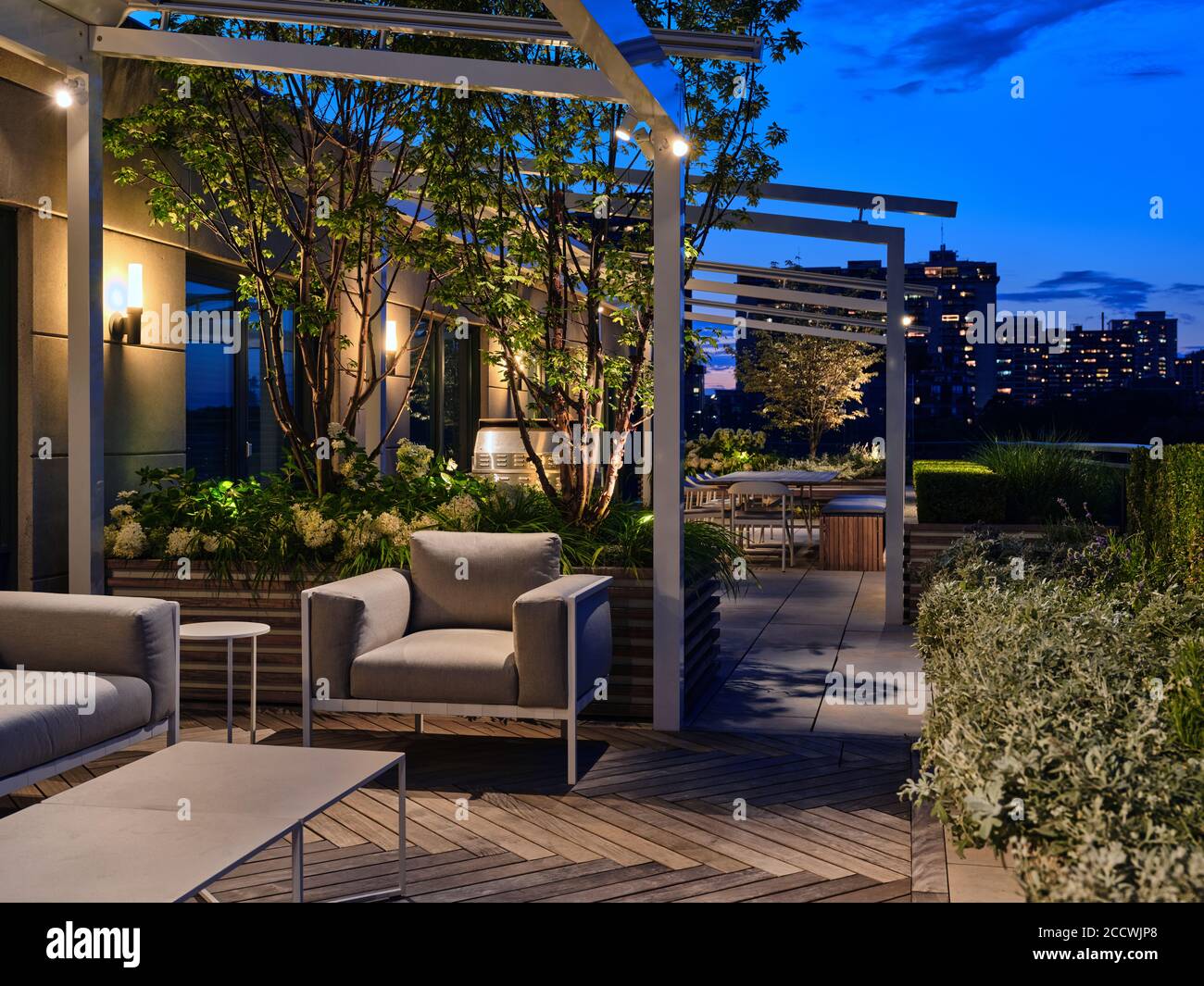 Landscaped roof terrace Stock Photo - Alamy