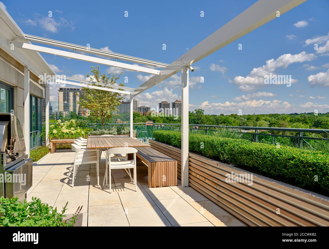 Landscaped roof terrace Stock Photo - Alamy