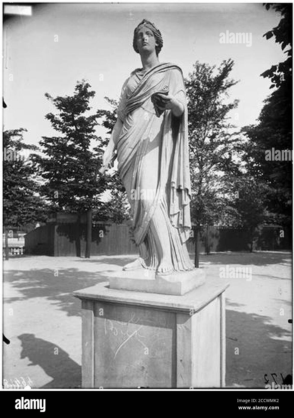 Jardin des Tuileries - Statue d'Uranie Calliope - Paris 01 ...