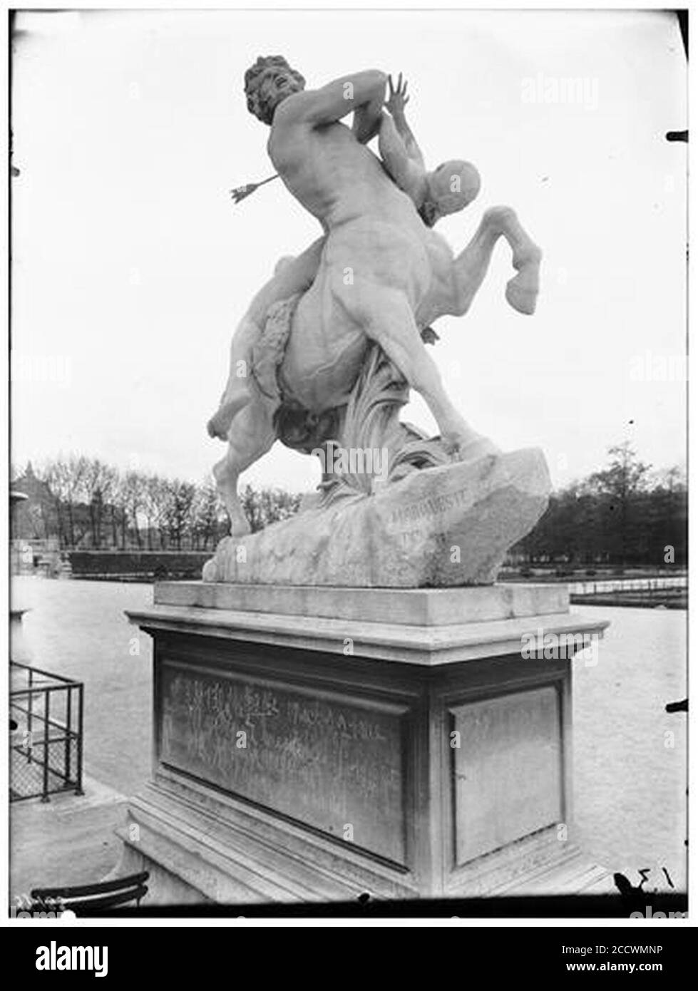 Jardin des Tuileries - Statue du centaure Nessus enlevant Déjanire ...