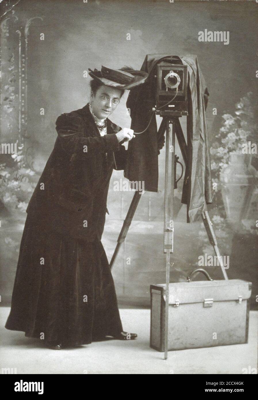 Jessie Tarbox Beals with camera Schlesinger Library Stock Photo - Alamy