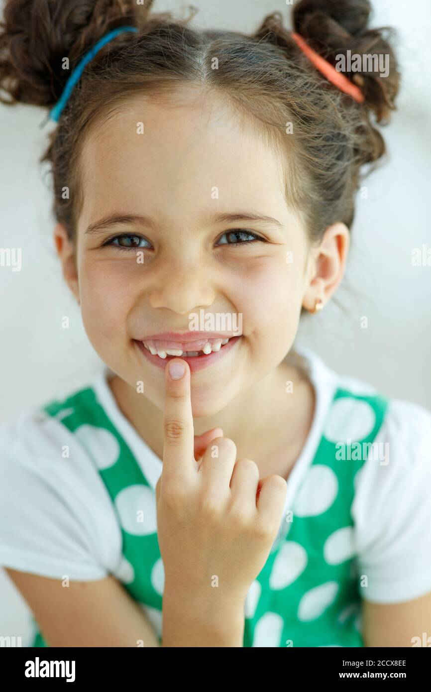 Girl smiling with no front teeth hi-res stock photography and images ...