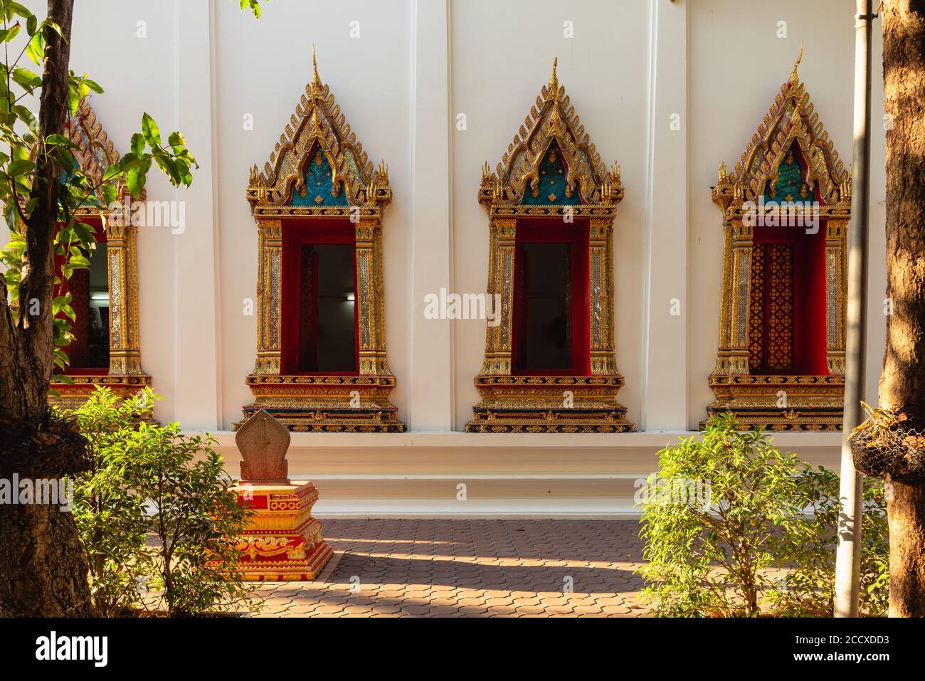 Detail of Buddhist temple wall in Bangkok Stock Photo - Alamy