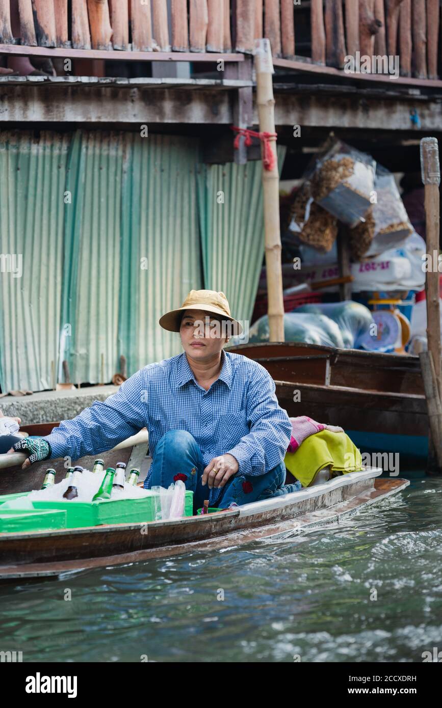 Market vendor in boat at Damnoen Saduak floating market Stock Photo - Alamy