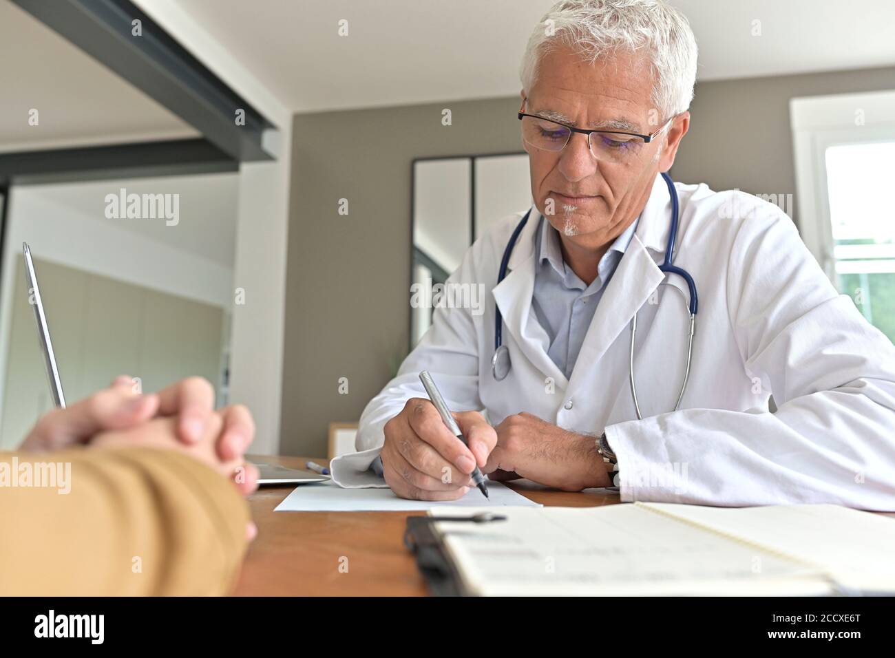 Doctor attending patient hi-res stock photography and images - Alamy