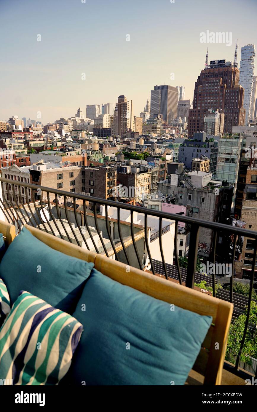 Manhattan roof terrace hi-res stock photography and images - Alamy