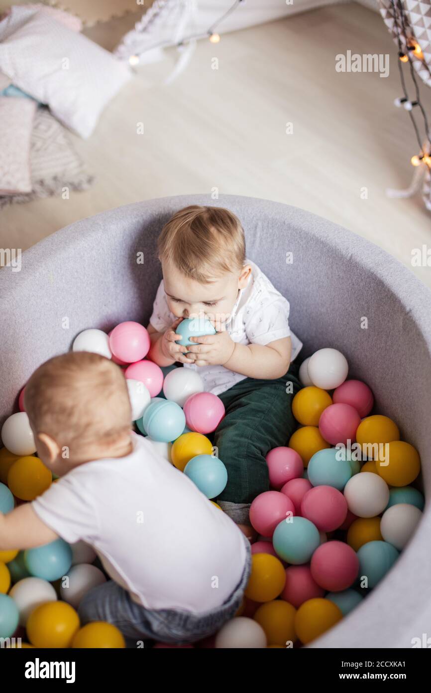 Kids in ball pit hi-res stock photography and images - Alamy
