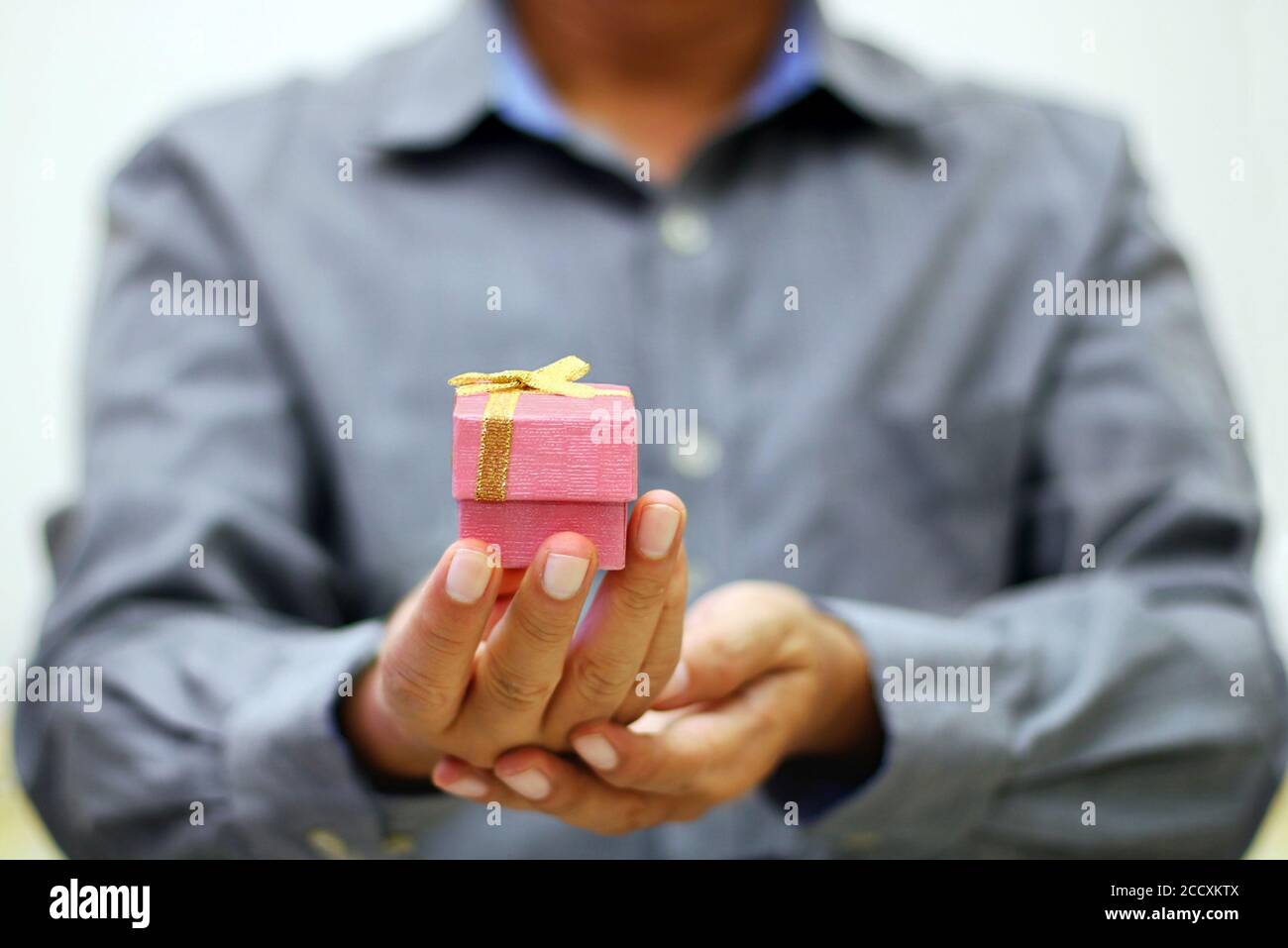 Man holding small gift box hi-res stock photography and images - Alamy