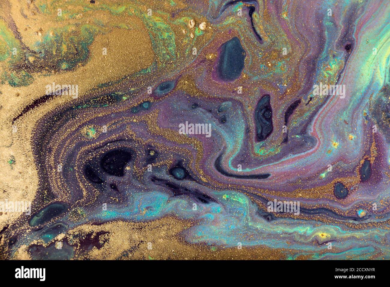 Dark liquid pattern with small golden particles Stock Photo - Alamy