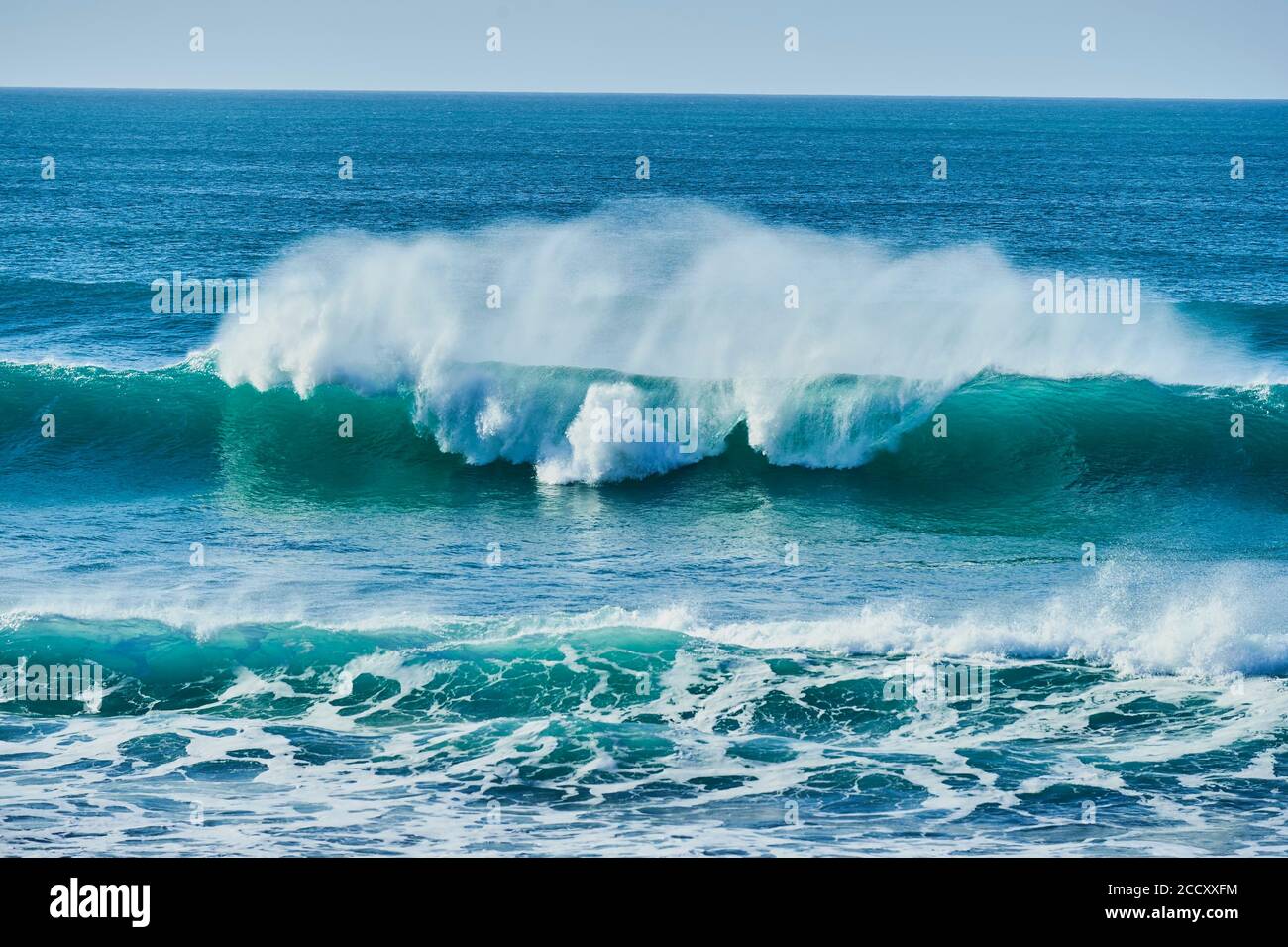 Huge wave hi-res stock photography and images - Alamy