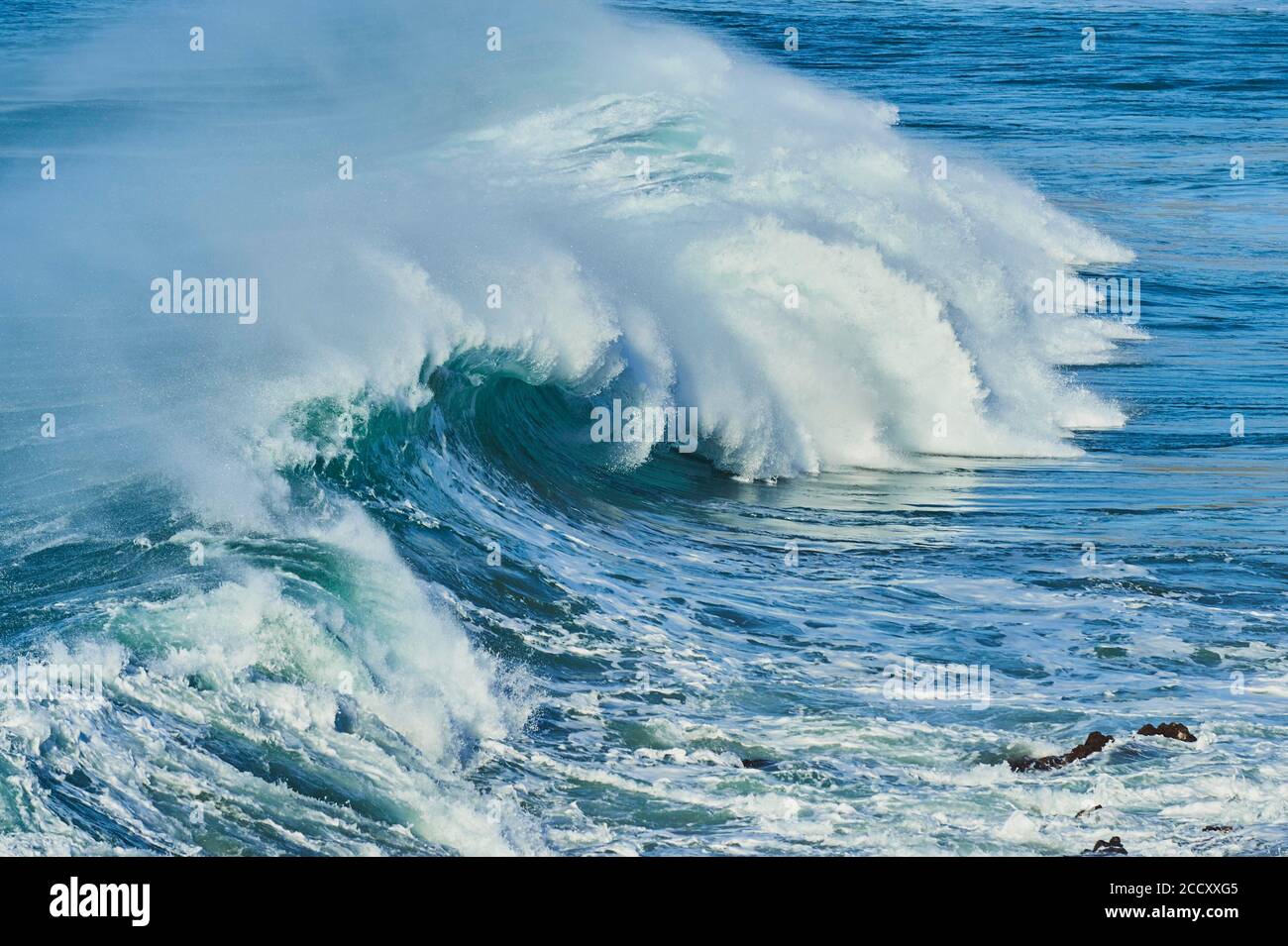 Huge wave hi-res stock photography and images - Alamy