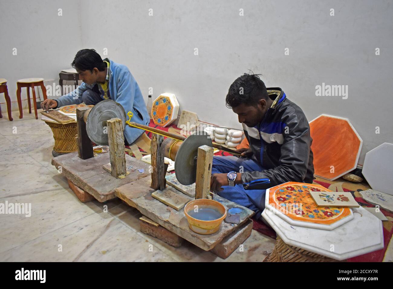 Agra, Uttar Pradesh, India. Ceramic workers Stock Photo - Alamy