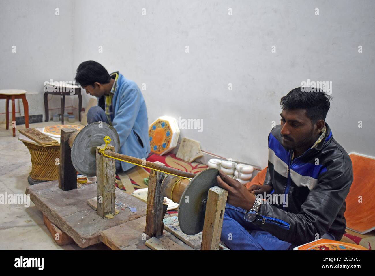 Agra, Uttar Pradesh, India. Ceramic workers Stock Photo - Alamy