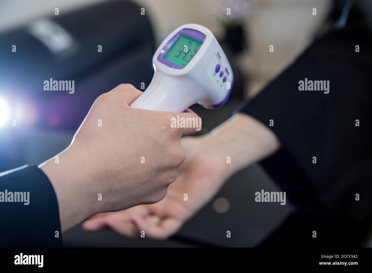 Corona virus: The right way of checking your temperature with machine ...