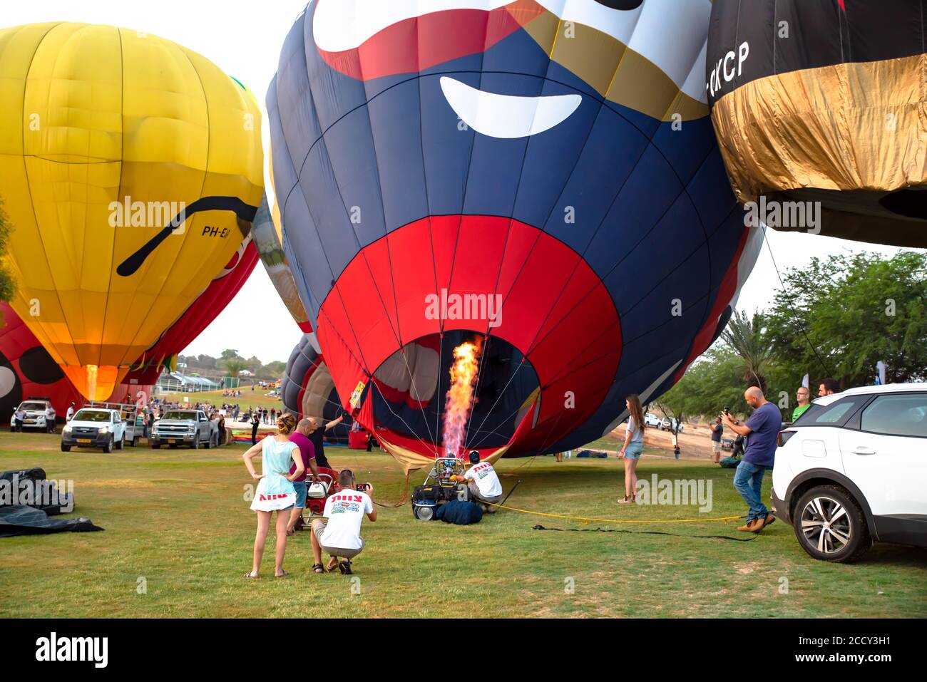 Ground crew preparing a hot air balloon before takeoff Stock Photo - Alamy