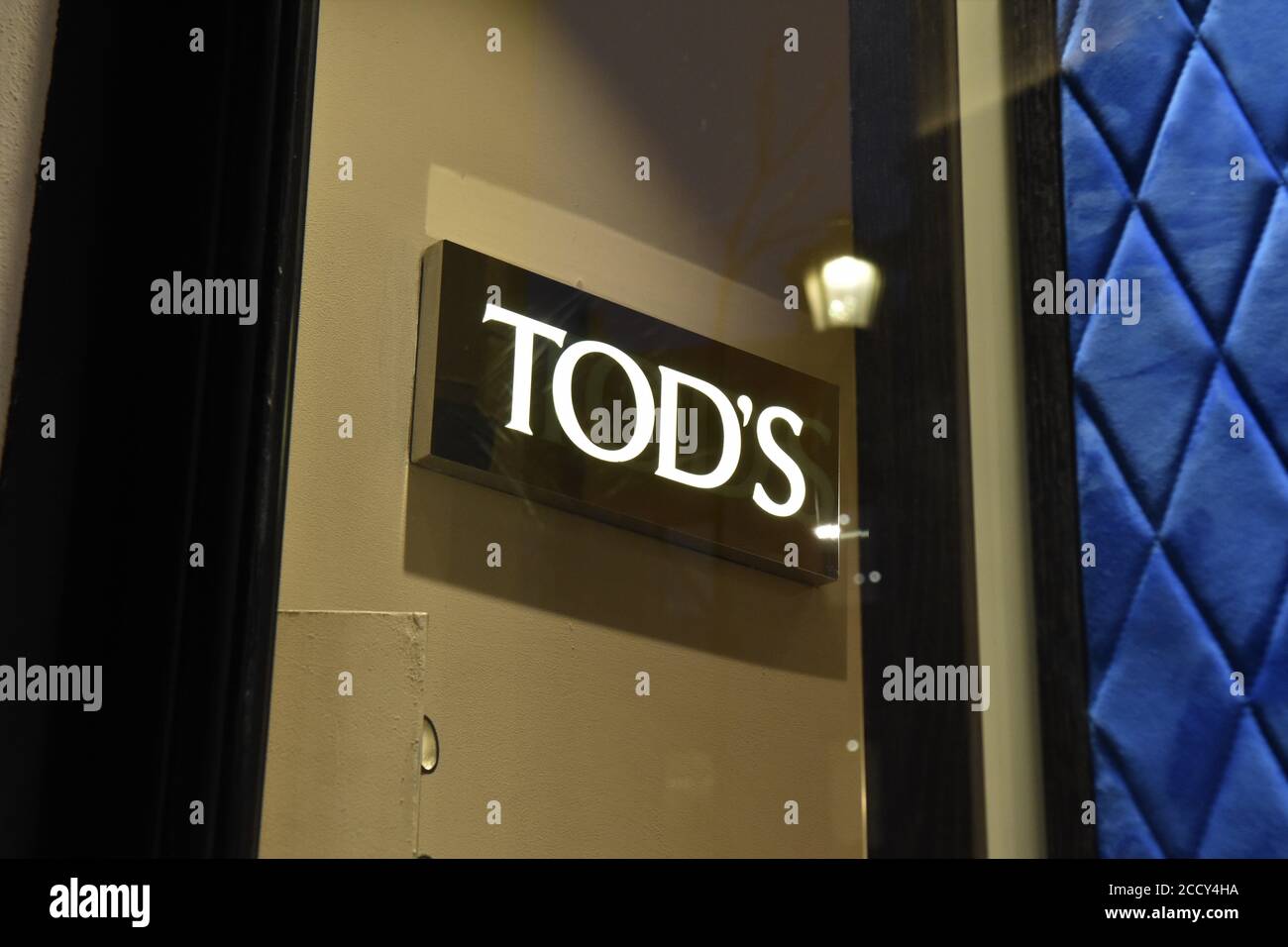 THE SIGN OF THE TOD'S BOUTIQUE Stock Photo - Alamy