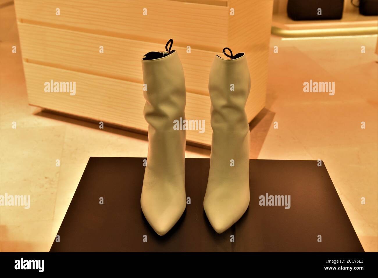 SHOES ON DISPLAY AT LONGCHAMP BOUTIQUE IN SPAGNA SQUARE Stock Photo - Alamy