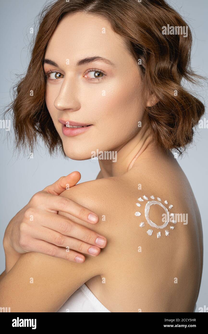 Woman with her hand on the shoulder looking ahead Stock Photo - Alamy