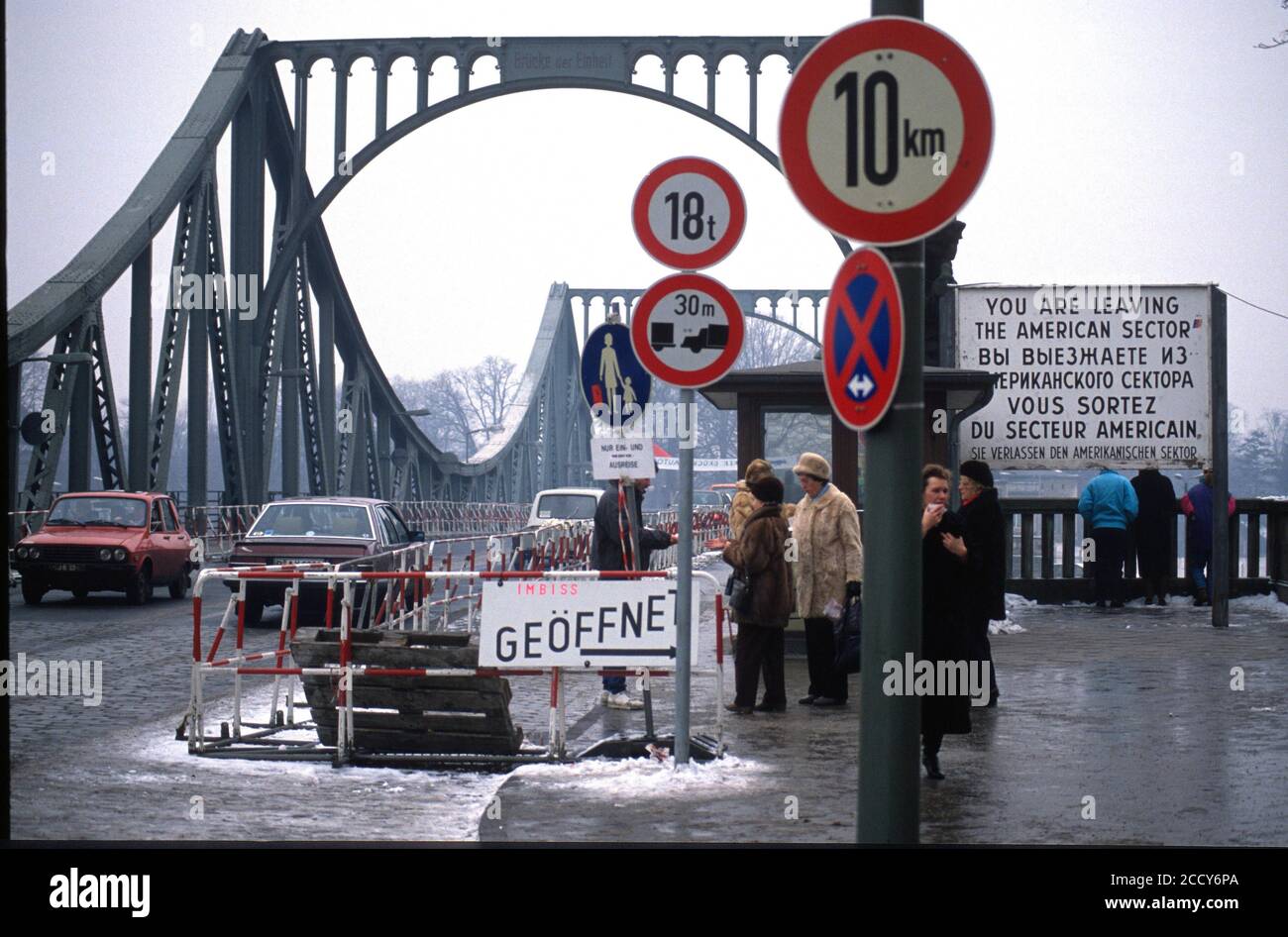 1990 berlin wall hi-res stock photography and images - Alamy