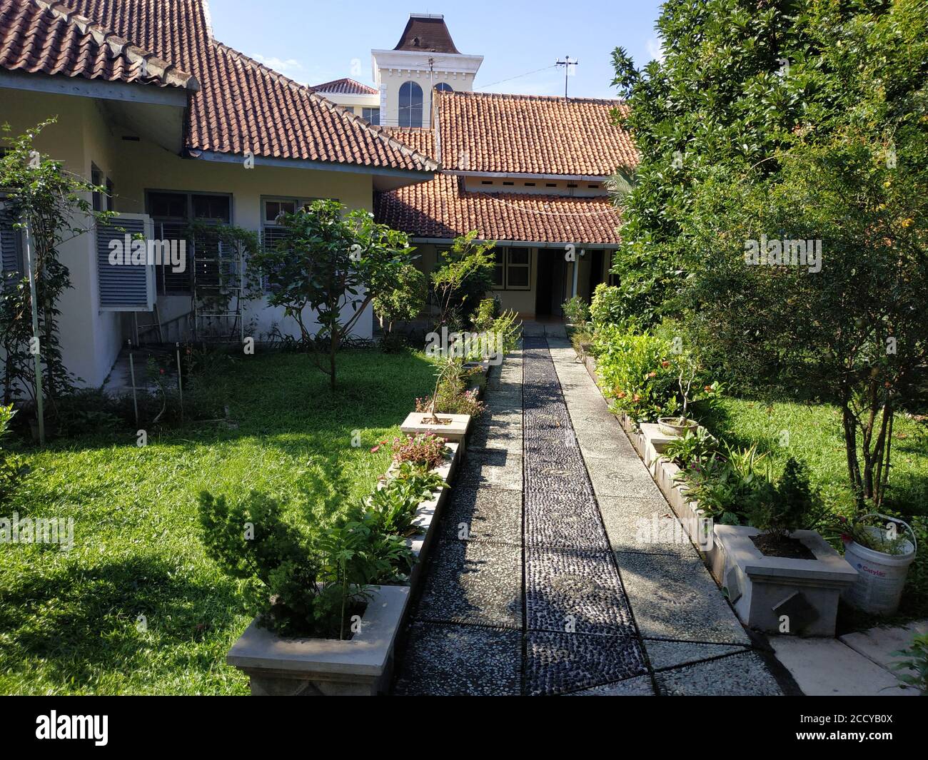 Closeup shot of a pathway leading to the modern house Stock Photo - Alamy