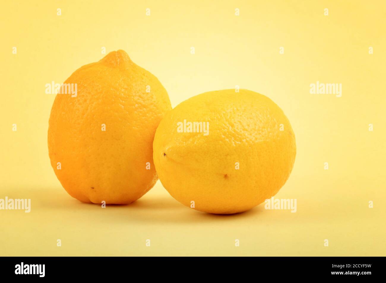 Two yellow lemons hi-res stock photography and images - Alamy