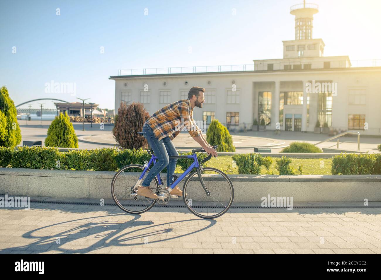 Man in profile bicycle riding a city Stock Photo - Alamy