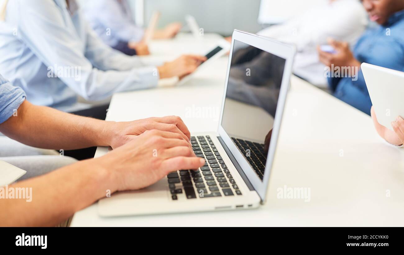 Training session office table hi-res stock photography and images - Alamy