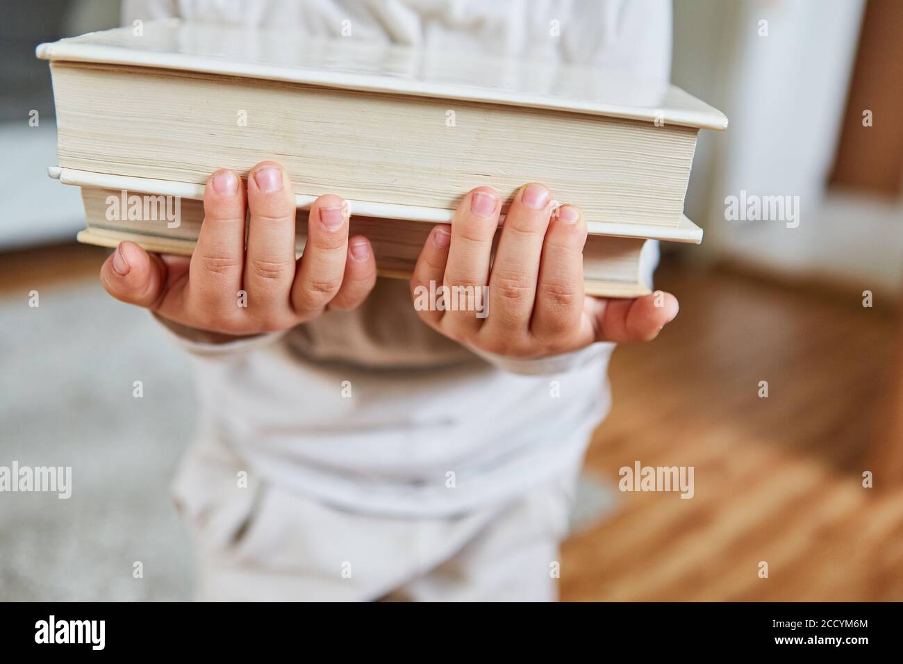 Hands book library hi-res stock photography and images - Alamy