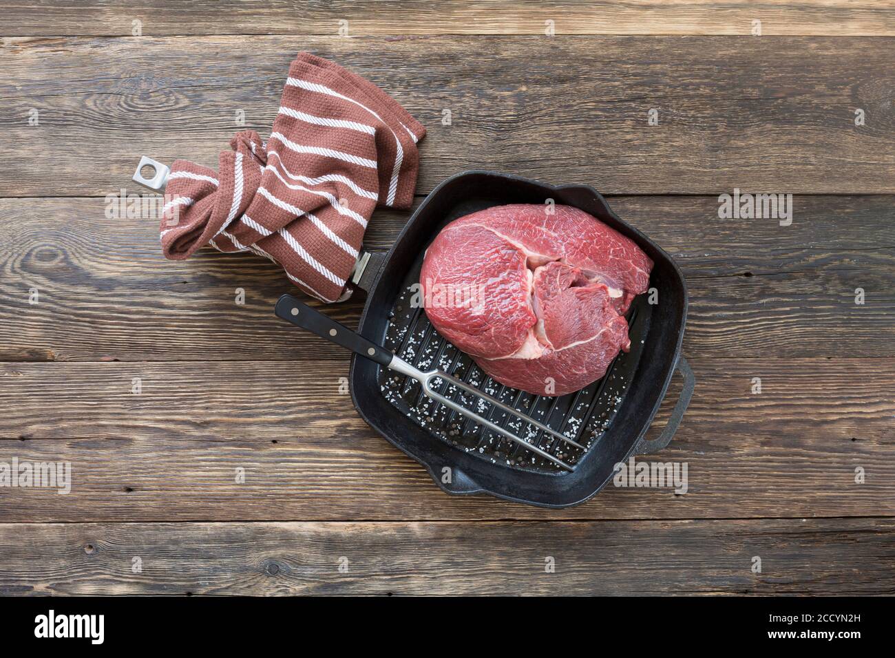 Raw beef meat cooked for barbecue in a pan, top view Stock Photo - Alamy
