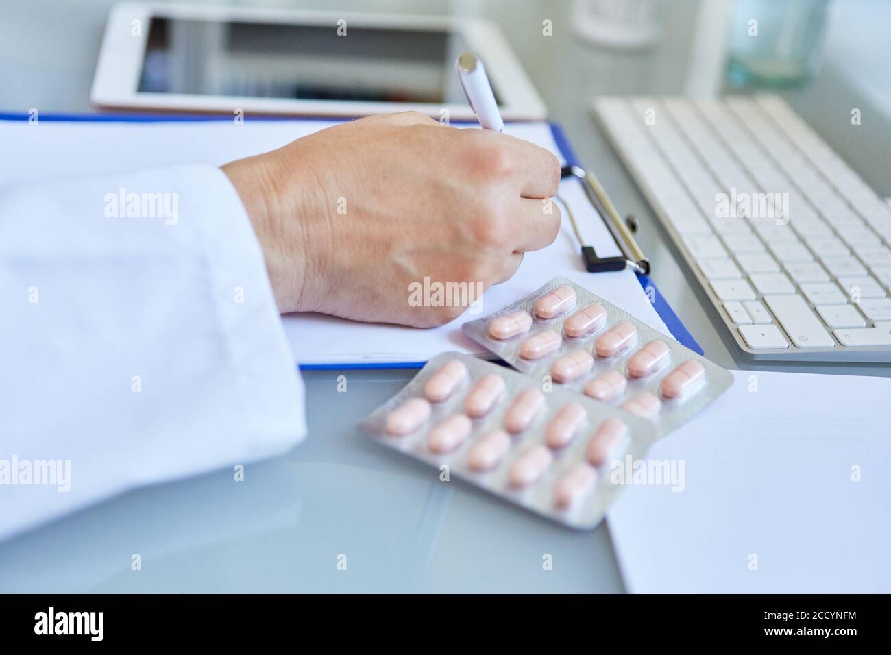 Sleeping pills and prescription hi-res stock photography and images - Alamy