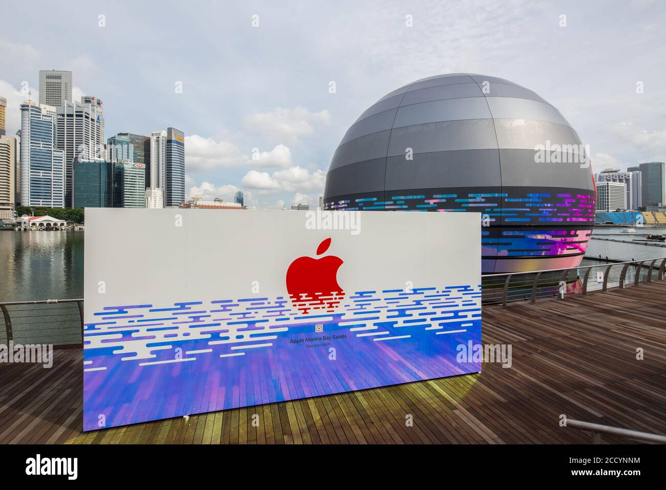 Floating Apple Store in Singapore Stock Photo - Alamy