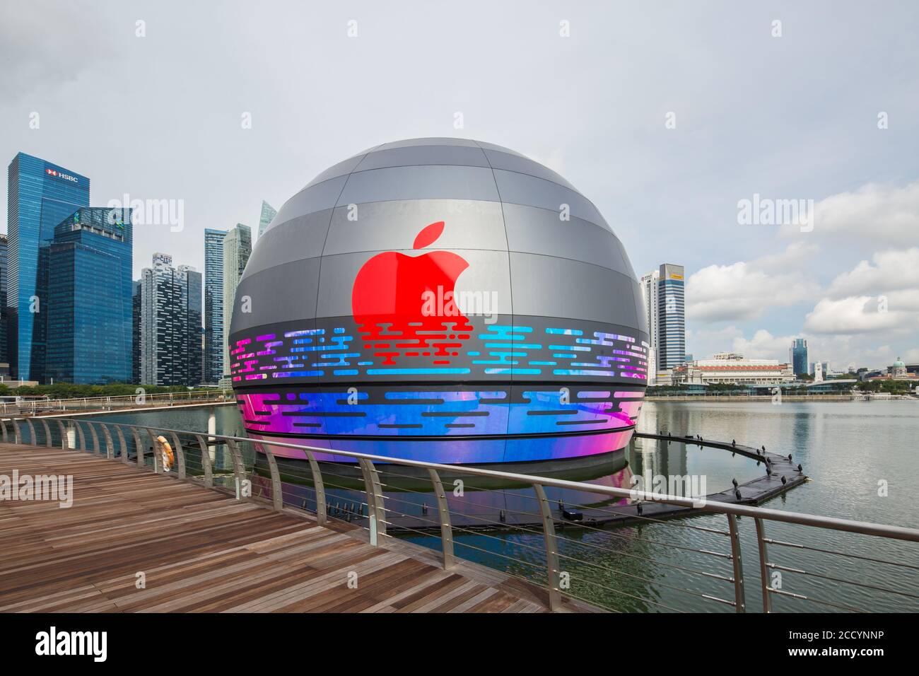 Floating Apple Store in Singapore Stock Photo - Alamy