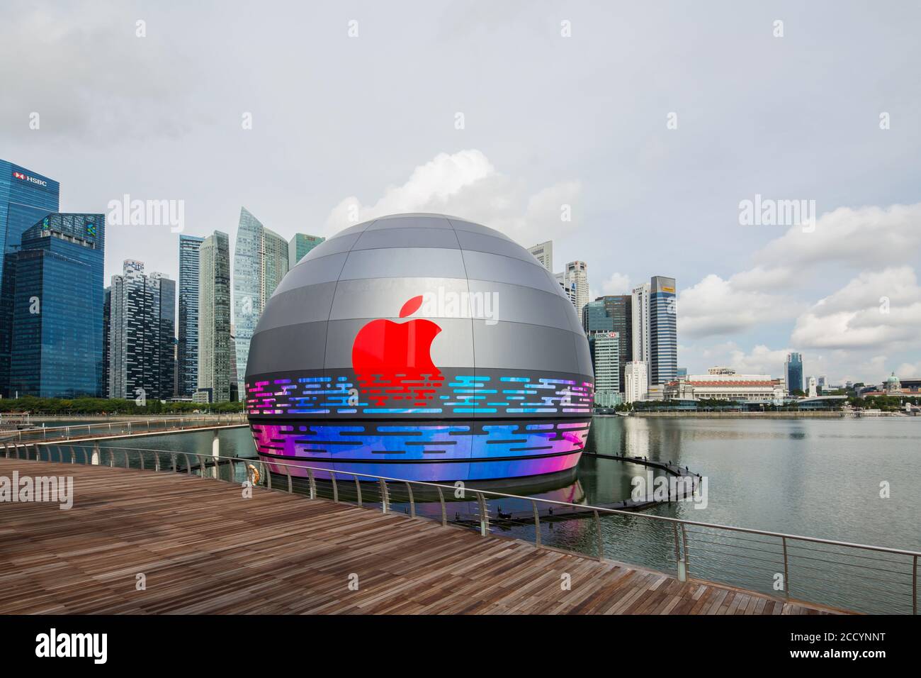 Floating Apple Store in Singapore Stock Photo - Alamy