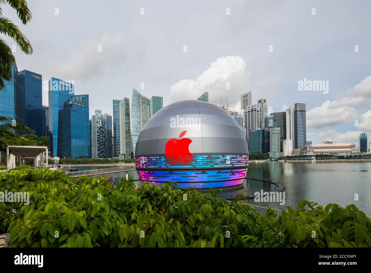 Floating Apple Store in Singapore Stock Photo - Alamy