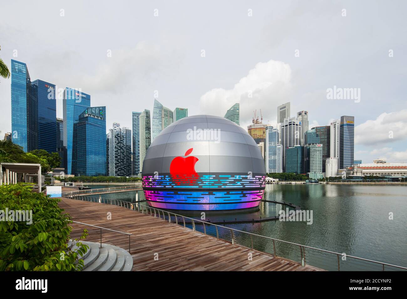 Floating Apple Store in Singapore Stock Photo - Alamy