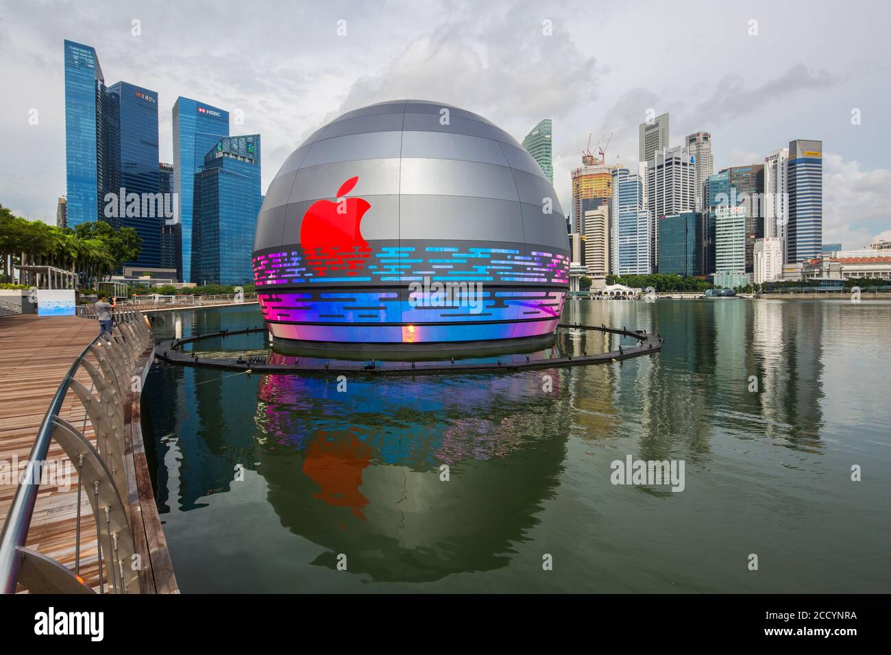 Floating Apple Store in Singapore Stock Photo - Alamy
