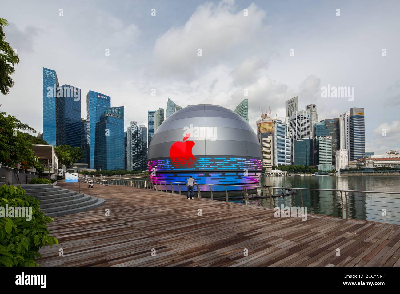 Floating Apple Store in Singapore Stock Photo - Alamy