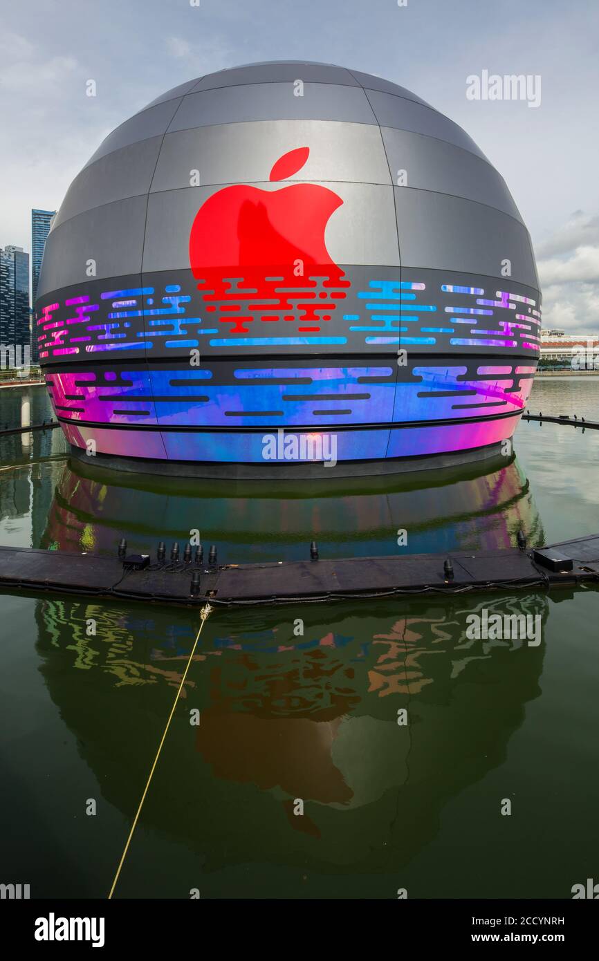 Floating Apple Store in Singapore Stock Photo - Alamy