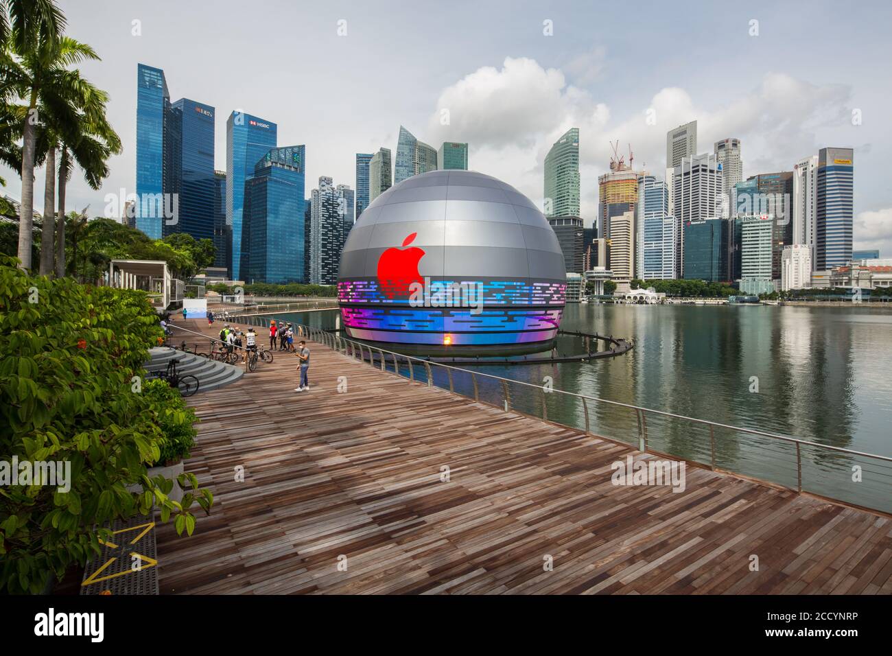 Floating Apple Store in Singapore Stock Photo - Alamy