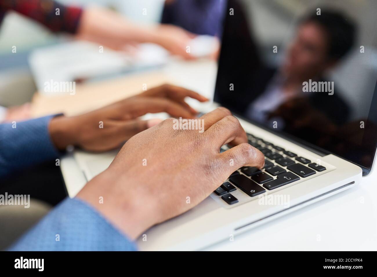 Internet hands hi-res stock photography and images - Alamy