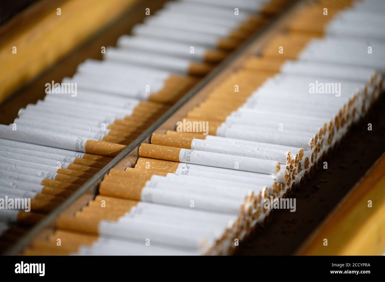 Cigarette manufacturing hi-res stock photography and images - Alamy