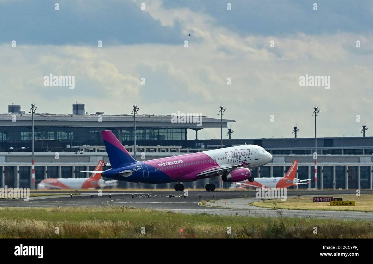 Wizz air hungary hi-res stock photography and images - Alamy