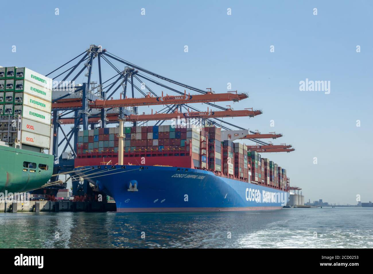 Euromax Terminal container ship Cosco Shipping Taurus being unloaded in ...