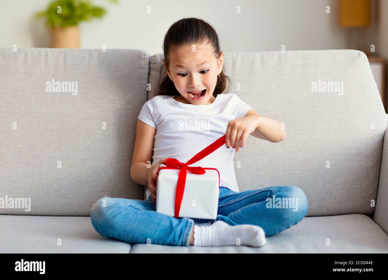 Girl opening present birthday hi-res stock photography and images - Alamy