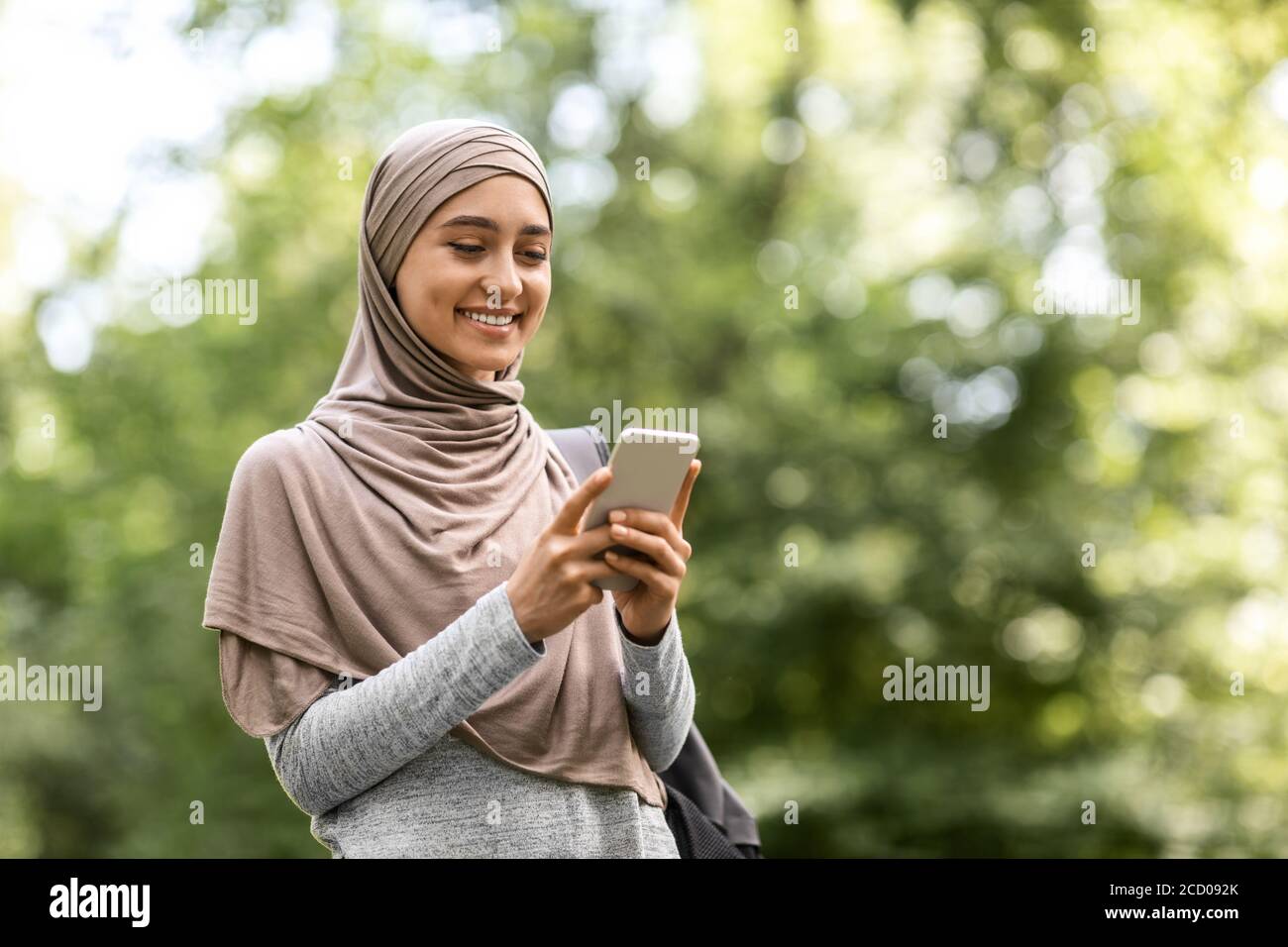 Muslim girl with mobile phone hi-res stock photography and images - Alamy