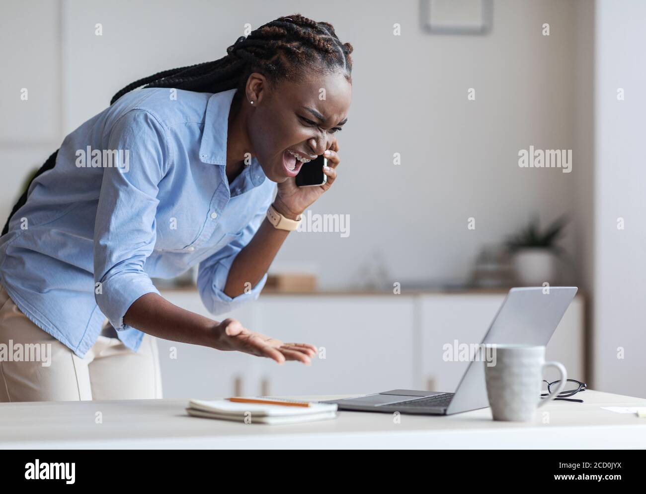 Black woman yelling phone hi-res stock photography and images - Alamy