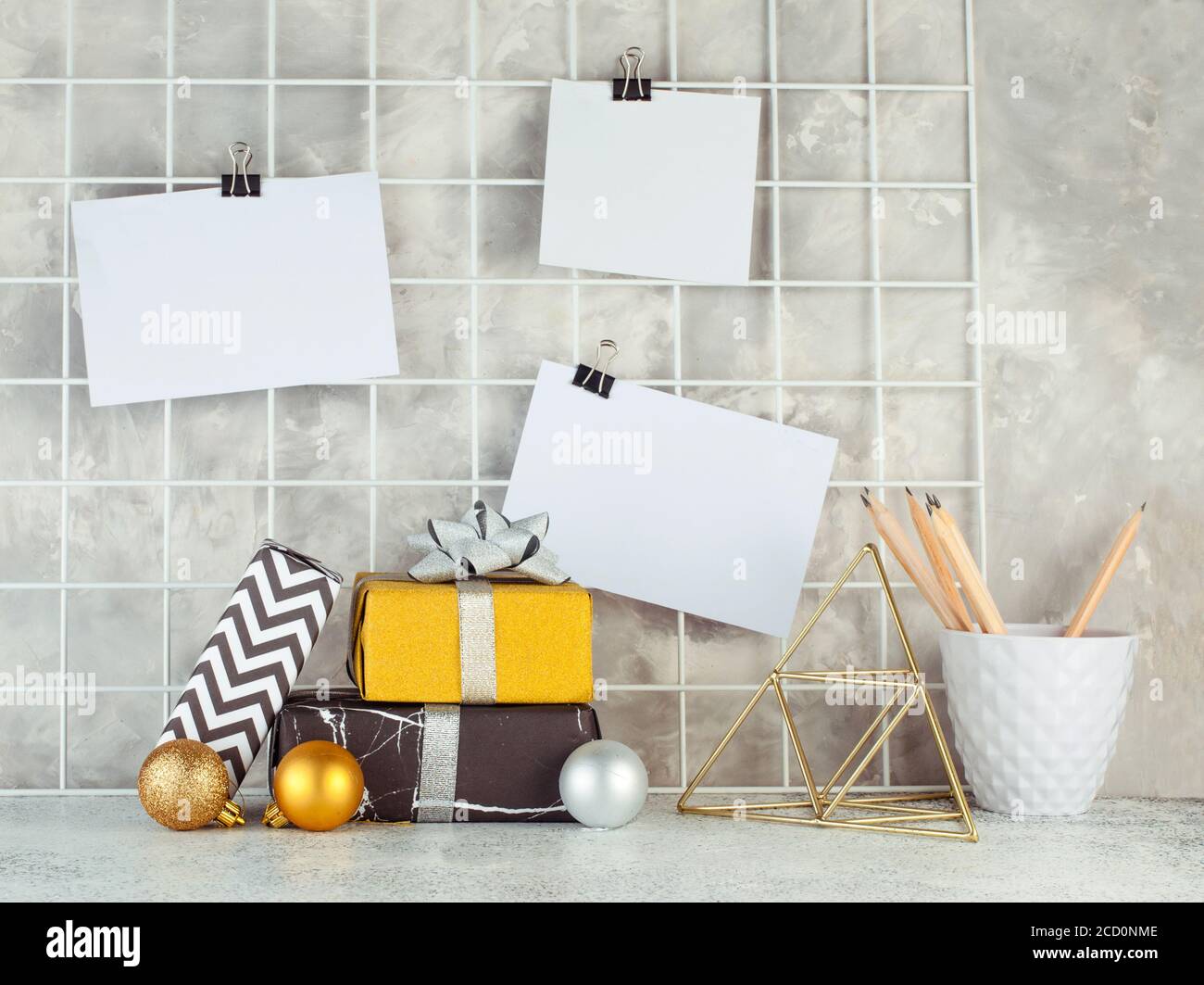 Empty cards hi-res stock photography and images - Alamy