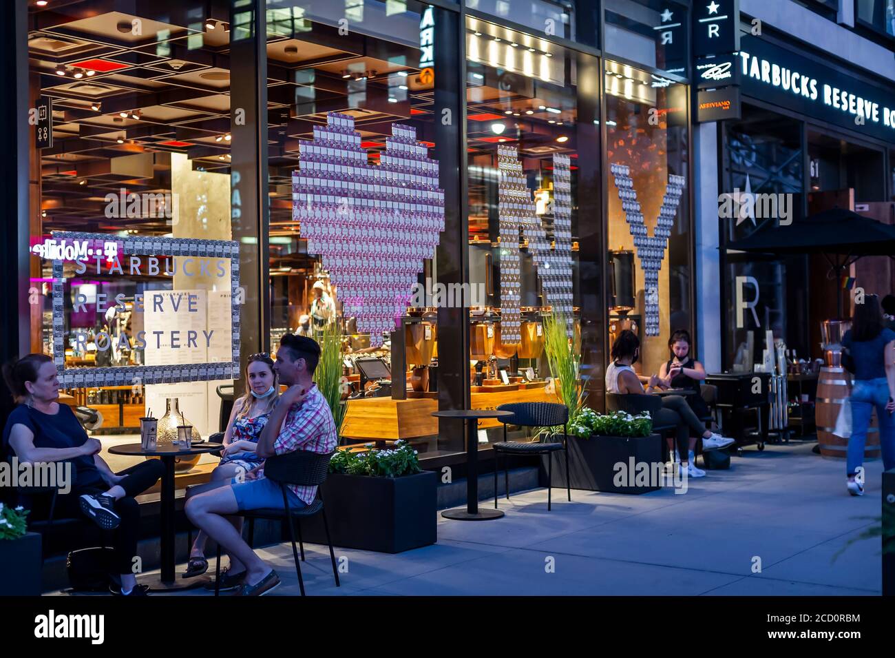 Starbucks outdoor seating hi-res stock photography and images - Alamy