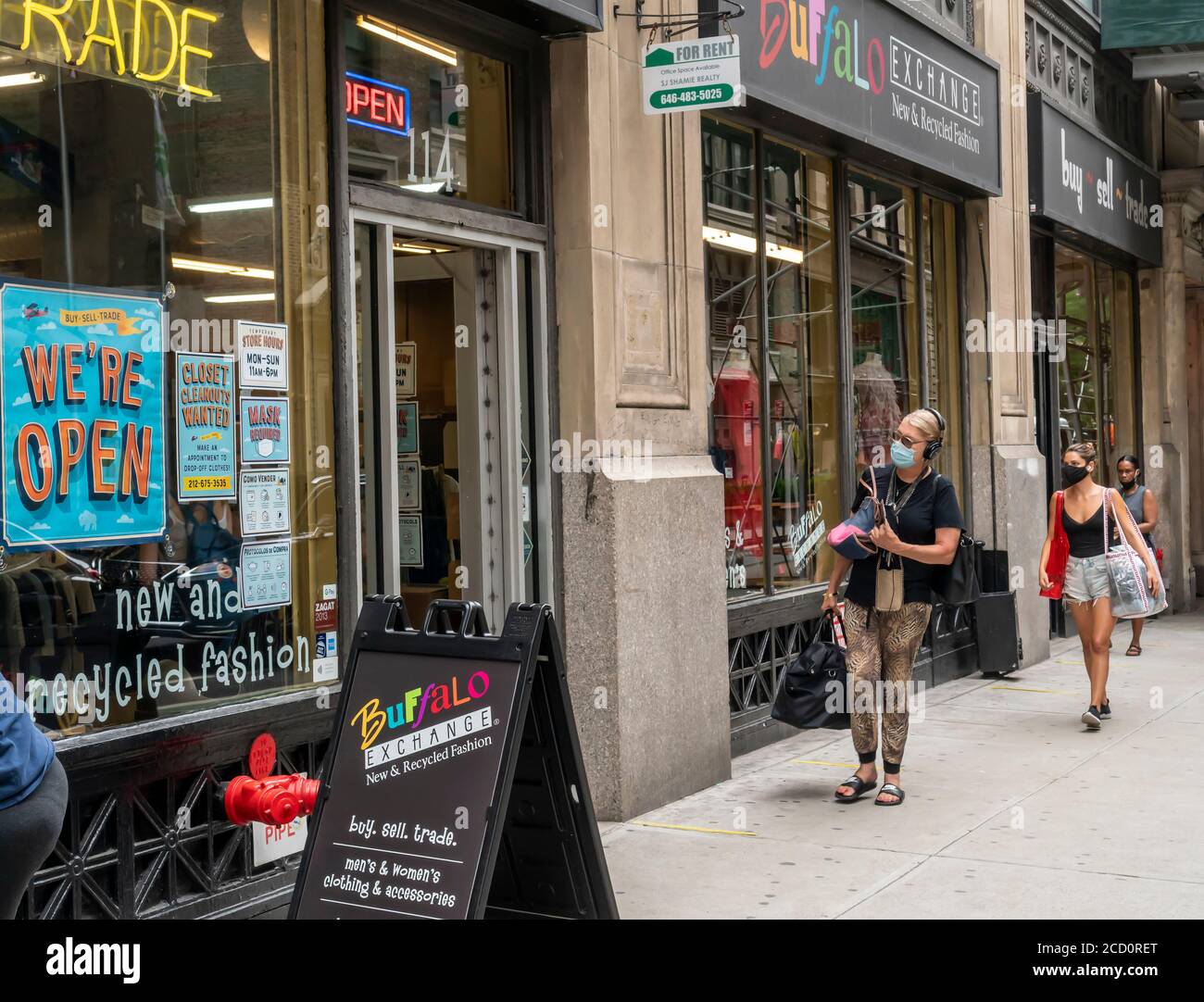 Women clothes shopping public hi-res stock photography and images - Alamy